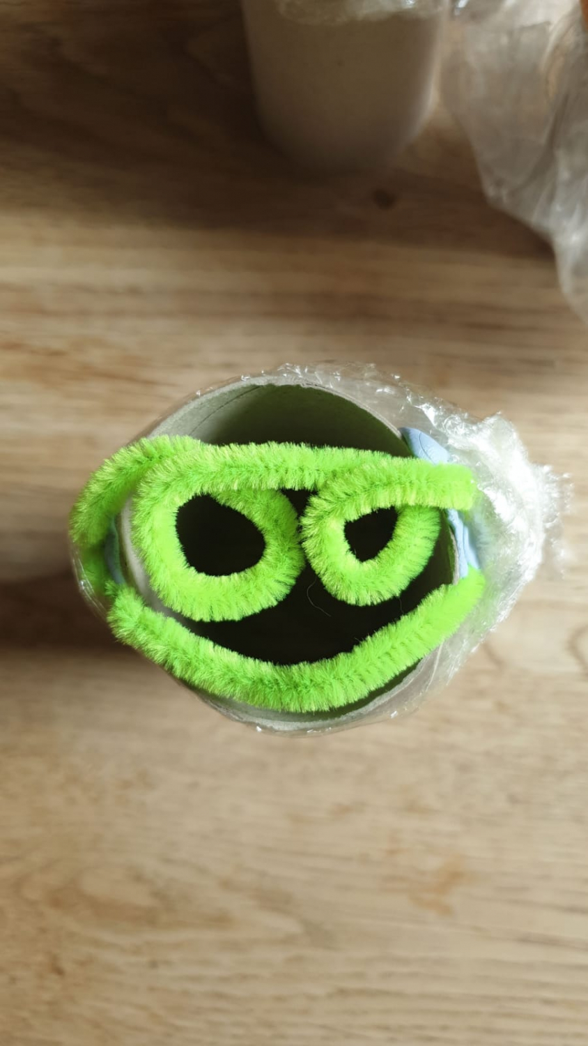 Pipe cleaner face shadow tube - NUSTEM