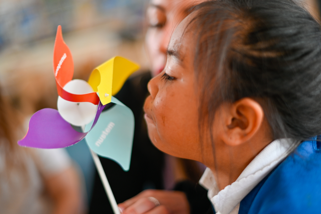 Making windmills adult led activity - NUSTEM