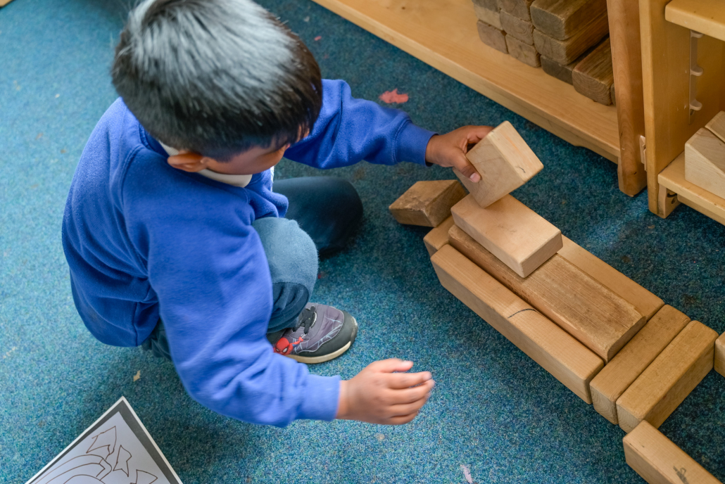 Balancing and fastening adult led activity - NUSTEM